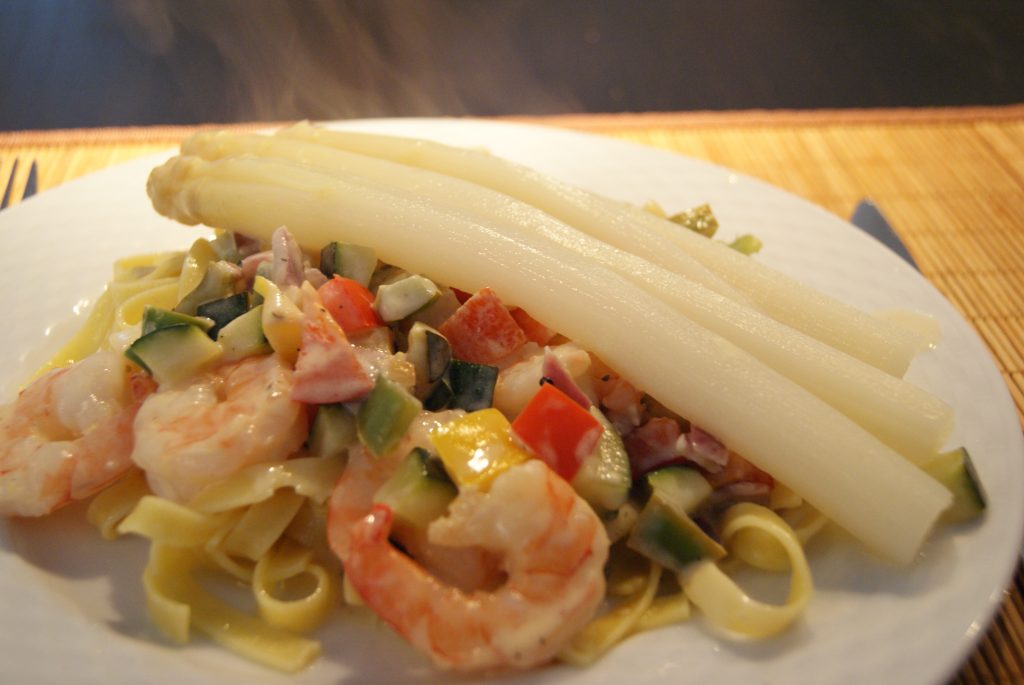 Witte asperges op een zomerse pasta met garnalen - WWW.FIJNE-RECEPTEN.NL